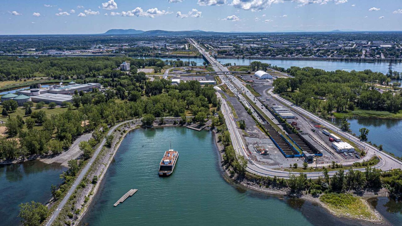 Dive into the St. Lawrence river (above the tunnel in Montreal)